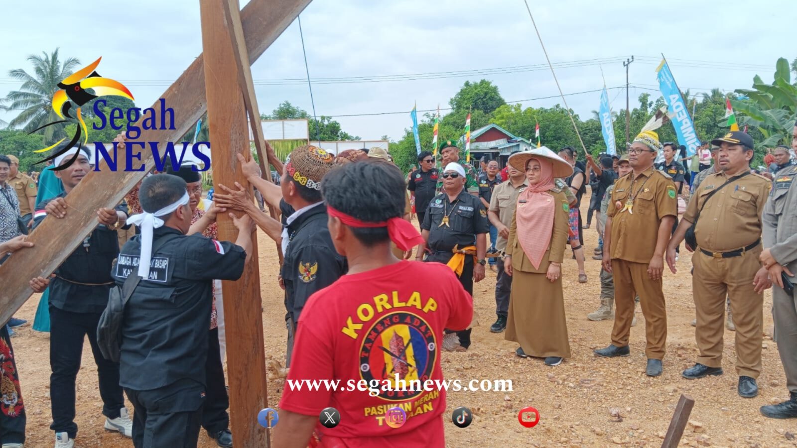Resmi Tiang Pertama Rumah Adat Dayak Basap Kampung Tubaan Telah ...