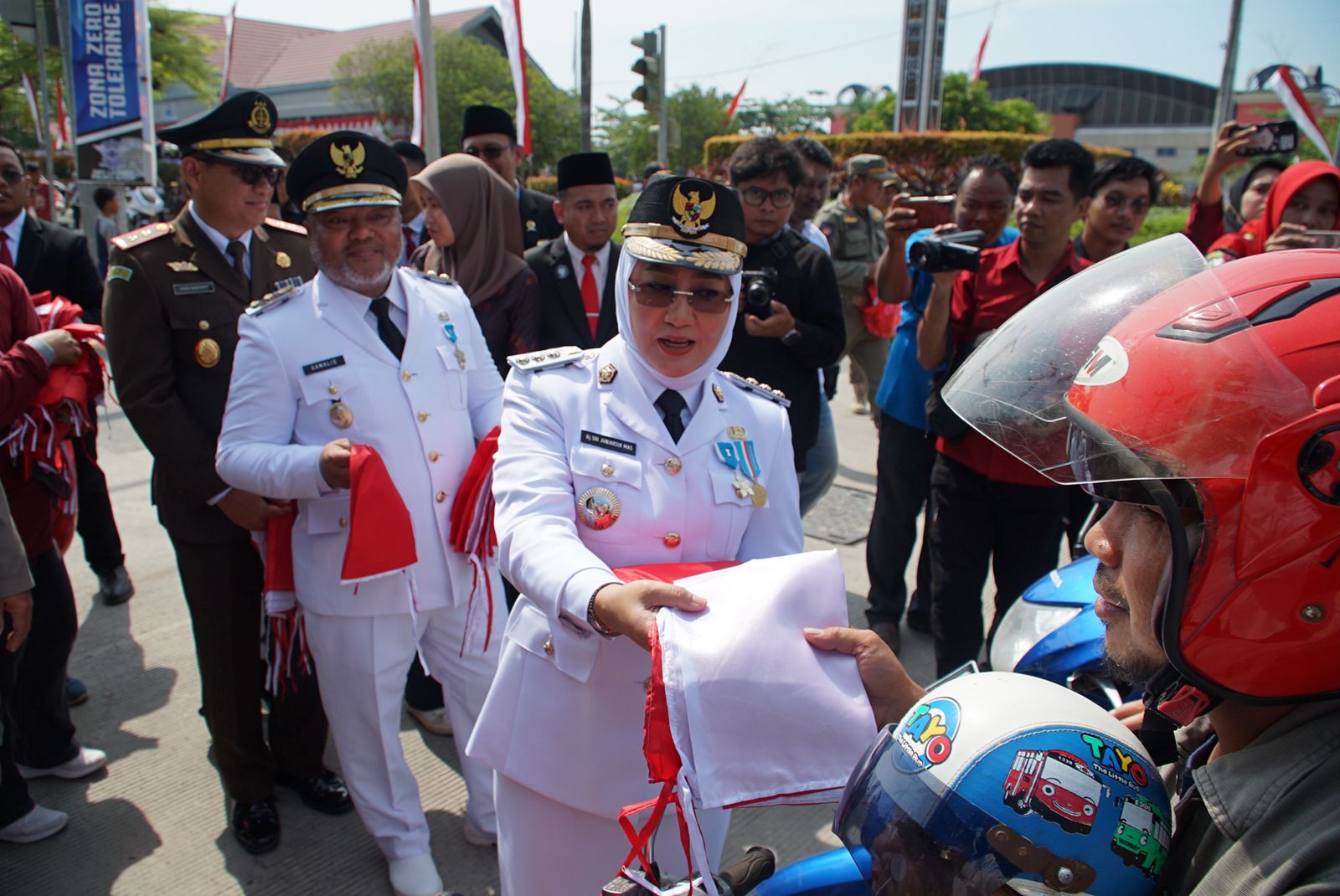 Usai Upacara Peringatan HUT Ke-80 RI, Forkopimda Berau Bagi-bagi ...